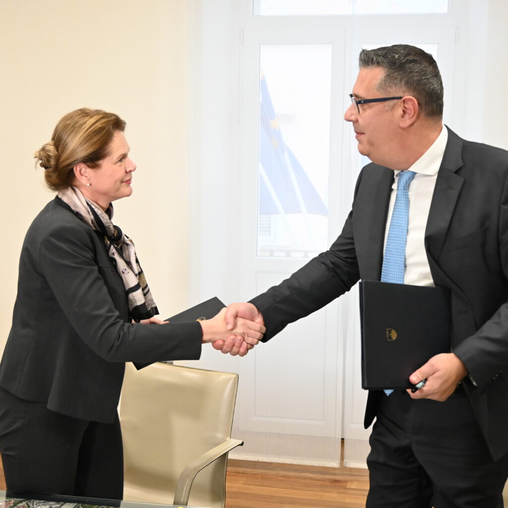 Il Governo della RS ha ceduto al Comune città di Capodistria il terreno ...